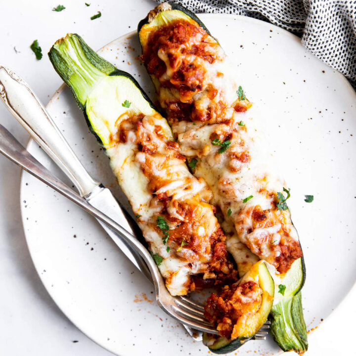 Gefüllte Zucchini mit Hackfleisch [Rezept mit Video]
